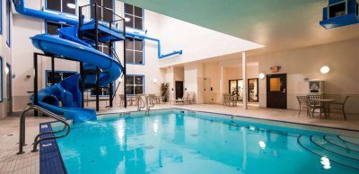 Edmonton Hotels With Waterslides: 13 Pools To Plunge Into!